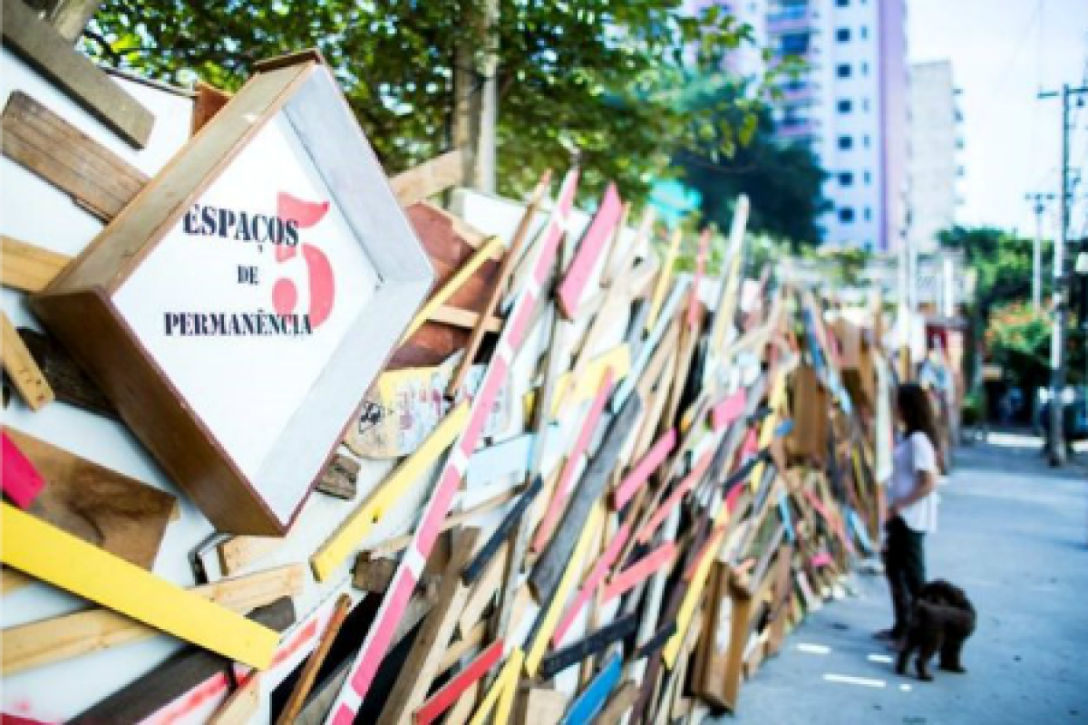 Painel da lugar a tapume de construção, iniciativa da Construtora Kallas