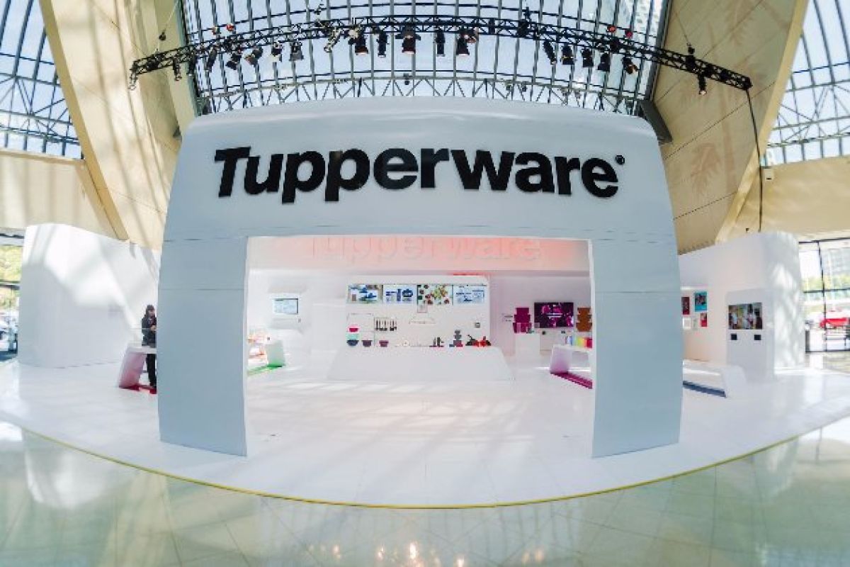 Bueno cria cenografia da exposição 40 anos de Tupperware no Brasil