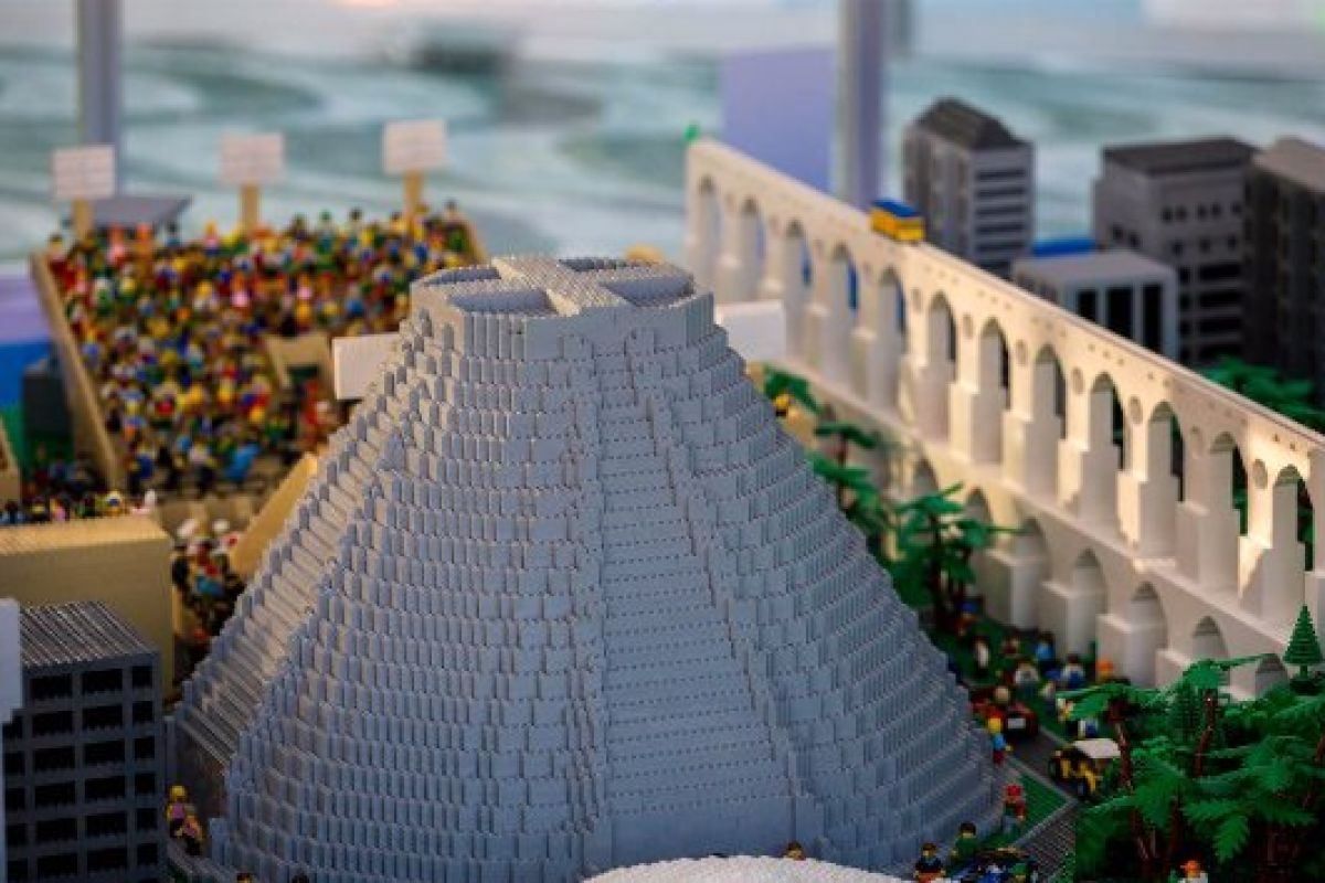 Maquete do Rio montada com Lego é exibida no Boulevard Olímpico